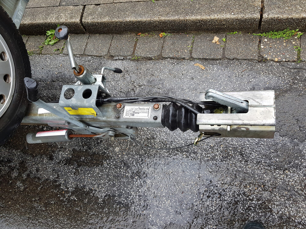 Eftermontering av en dragkrok med ledningssats – Guide